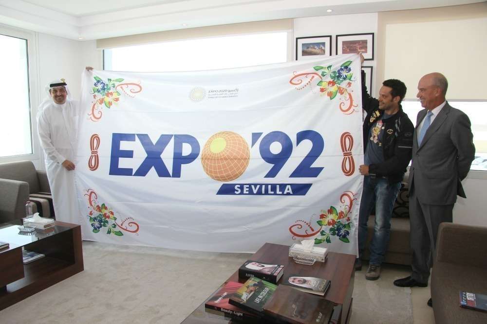 La bandera de la Expo 92 de Sevilla ya está en manos de la Expo 2020 de ...